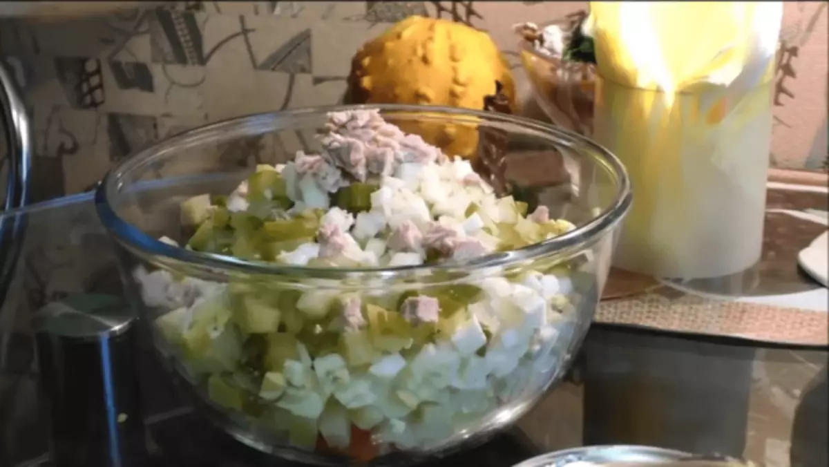 Rau thái lát và thịt lợn trong một món salad