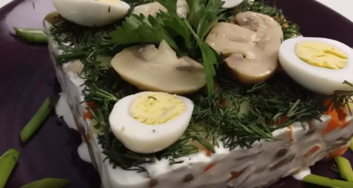 Salade Olivier met skywe eiers en sampioene