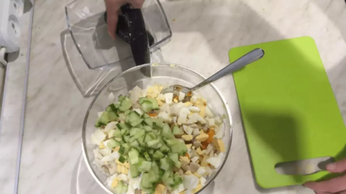 מלפפונים פרוסים וביצים בקערת סלט עם ירקות מבושלים