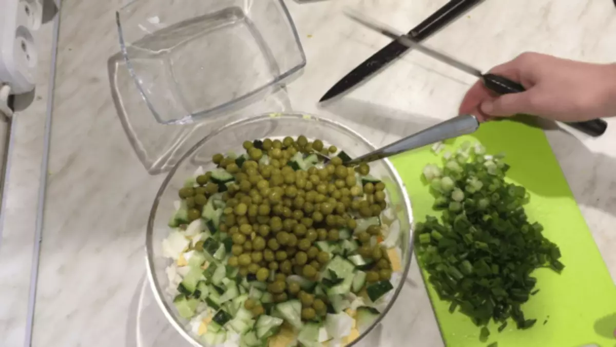 Peas na-acha akwụkwọ ndụ na salad na sliced ​​ụta