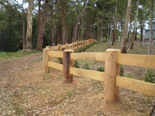 Schermen met houten pilaren