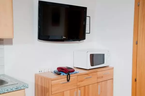 TV nad kuchenką mikrofalową zawieszono na wspornik