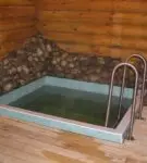 Kolam dengan batu