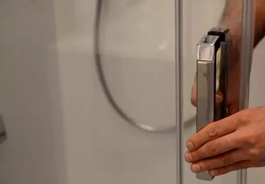 Installing the handle on the glass door