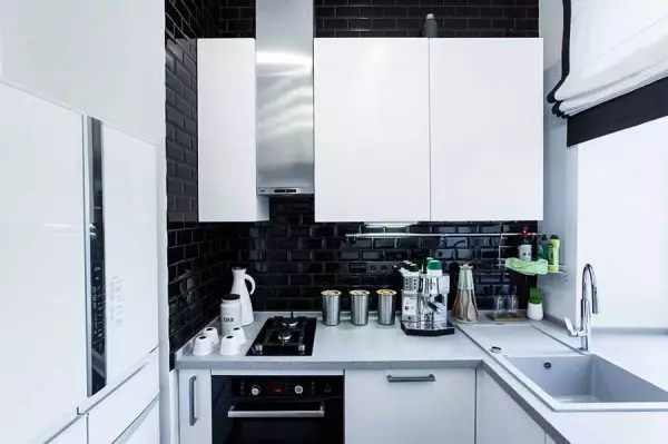 Nhà bếp nhỏ với những bức tường màu đen