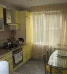 Virtuve ar dzeltenu galvas karšu