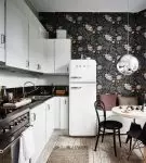 Tapetes ar lielu zīmējumu uz nelielu virtuvi
