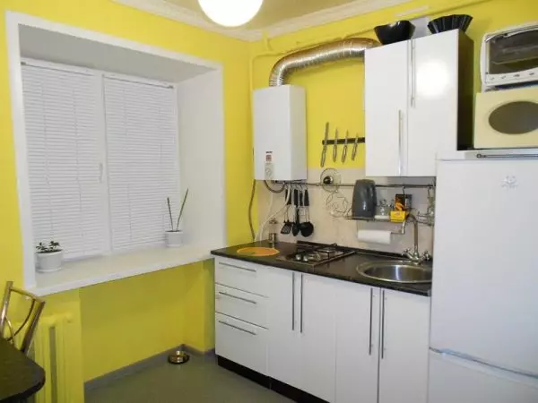 Bucătărie mică cu coloană de gaz deschis