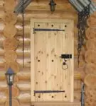 סט של דלתות עץ תחת מגן