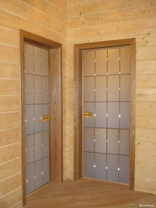 Puertas de vidrio en una caja de madera.