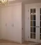 Jednoduché dvere so sklom v miestnosti