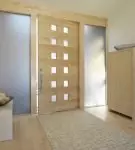 Durvis ar nelieliem ieliktņiem