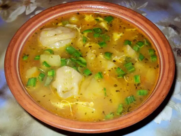 Наваристий суп з пельменями, картоплею і яєчної заправкою
