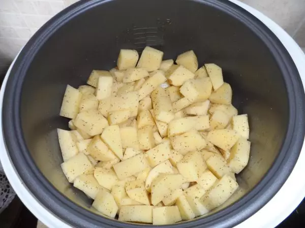 Duke shtuar patate në një tas multicooker