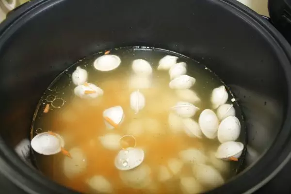 Suppe mit Knödel in einem langsamen Herd