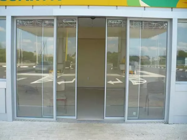 Aluminum sliding doors sa publiko nga wanang