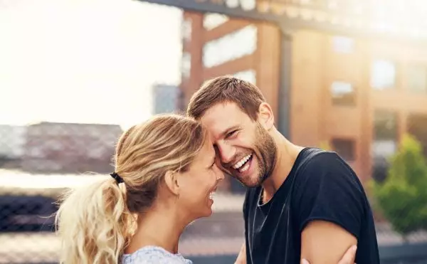 Mann und Frau lachen