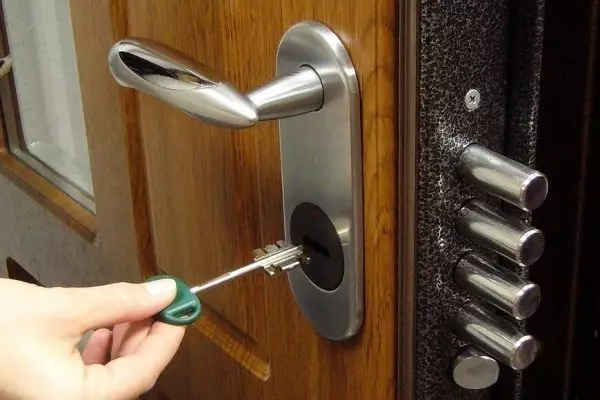 Rigal lock sa metal door.