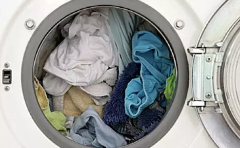 Vaskemaskine, med akkumuleret beskidte linned