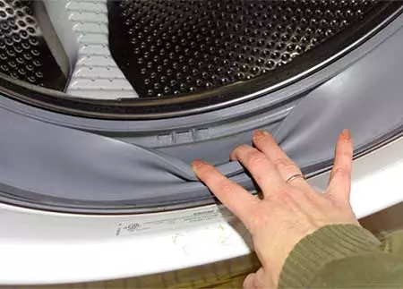 Tirant el netejador de goma de la rentadora