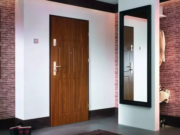 Bejárati ajtó a lakásban