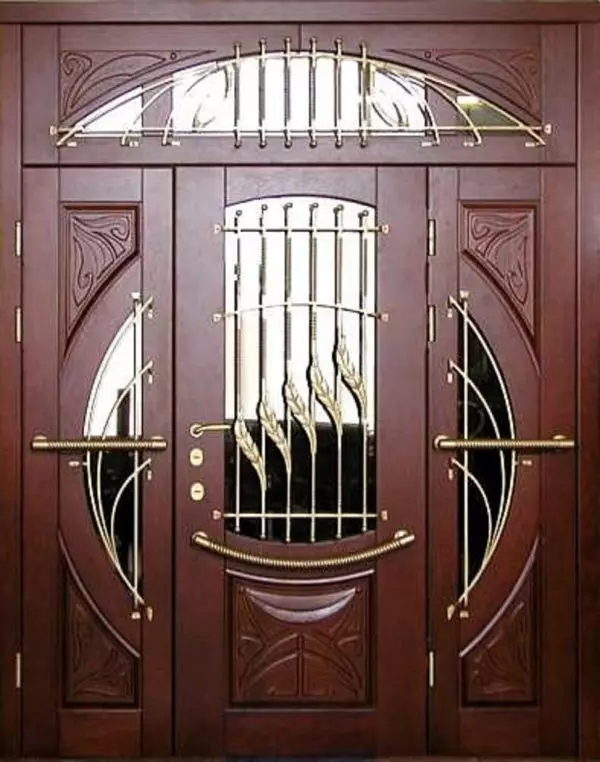Puinen sisäänkäynnin ovi, jossa on koristeellinen verkko