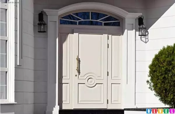 Beyaz ahşap kapı