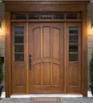 Είσοδος ξύλινες πόρτες με ένθετα γυαλιού