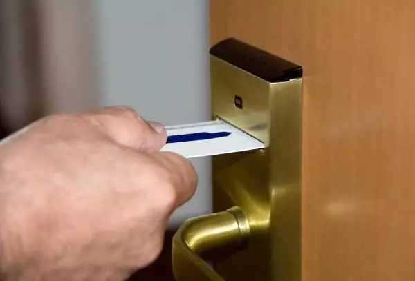 Elektroniskā atslēga ieejas durvīm