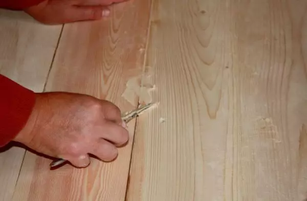 Σφραγίζοντας μια ξύλινη πόρτα ρωγμή