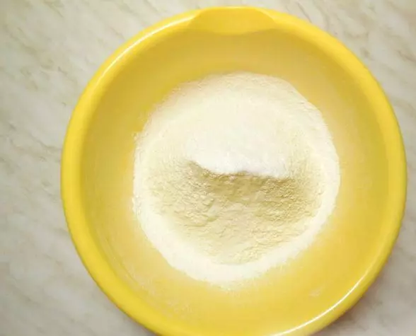 Prekid brašna u žutoj plastičnoj posudi