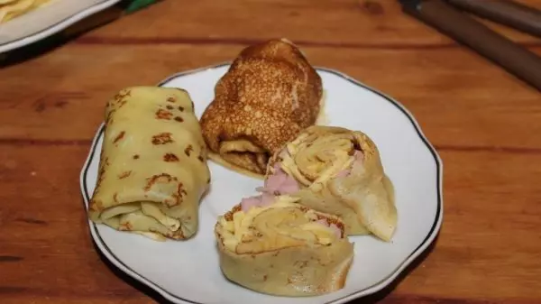 Pancake con prosciutto e formaggio su un piatto