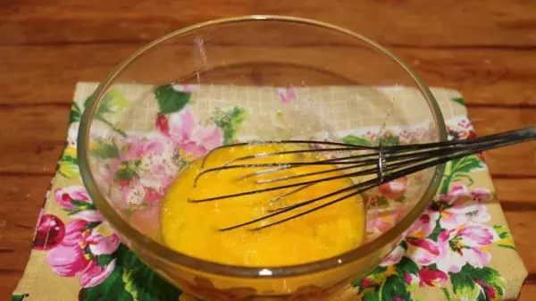Kiaušiniai į stiklinę dubenį su metaliniu pleištu