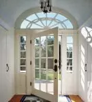 Vaizdas į priekines duris su stiklu iš vidaus