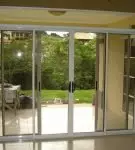 Puerta de vidrio deslizante en el interior.