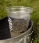 Trap fir den OS mat Ären Hänn aus enger Plastiks Cup