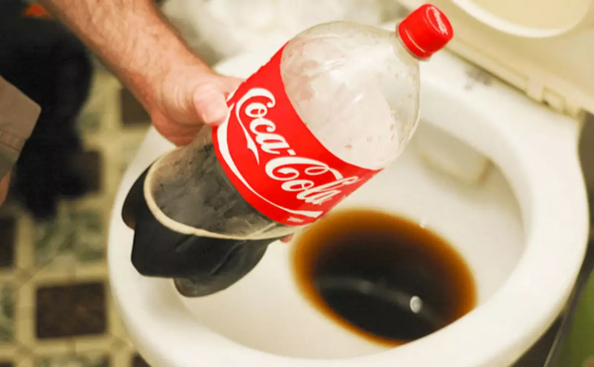 Coca-Cola pikeun beberesih toilet