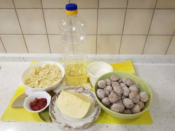 meatballs နှင့်အတူ macaroni နှင့်အတူ casserole အတွက်ထုတ်ကုန်များ
