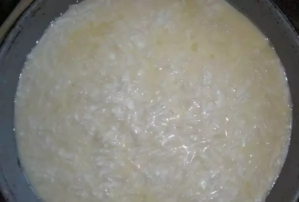 Billet yecasserole kubva kuVermicelli ine cottage cheese muchimiro chakatenderedza