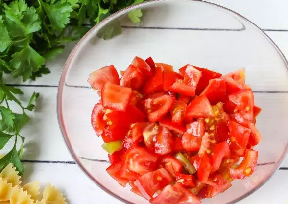 Kousky bulharských paprik a rajčat ve skleněné misku