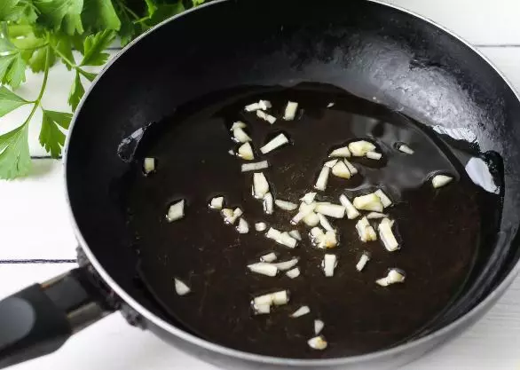 All picat en una paella amb oli vegetal