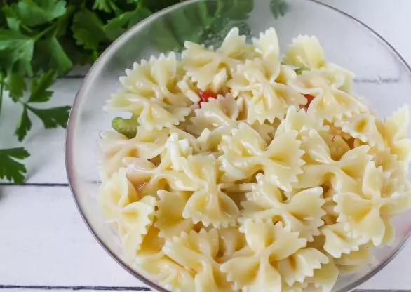 ကုန်တယ်ဟင်းသီးဟင်းရွက်များနှင့်အတူဖန်ခွက်ထဲမှာ pasta ပြုတ်
