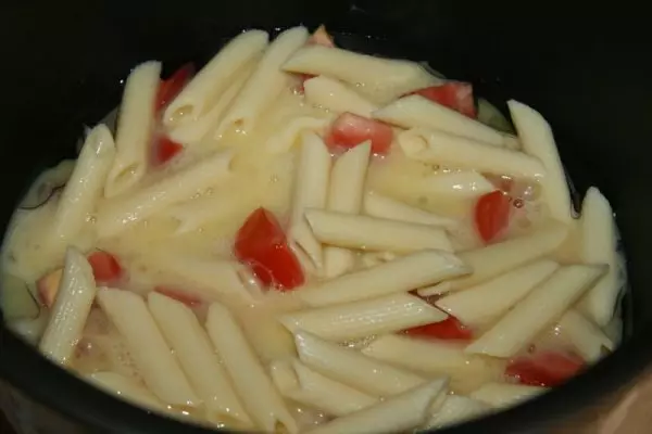 Pasta con tomates frescos en ovo vertendo