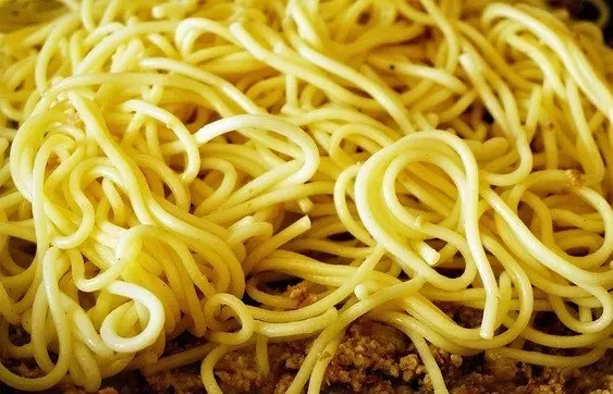 Kokt spaghetti och stekt köttkött