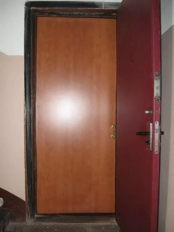 בלוק הדלת עם מסגרת אחת ושני לוחות
