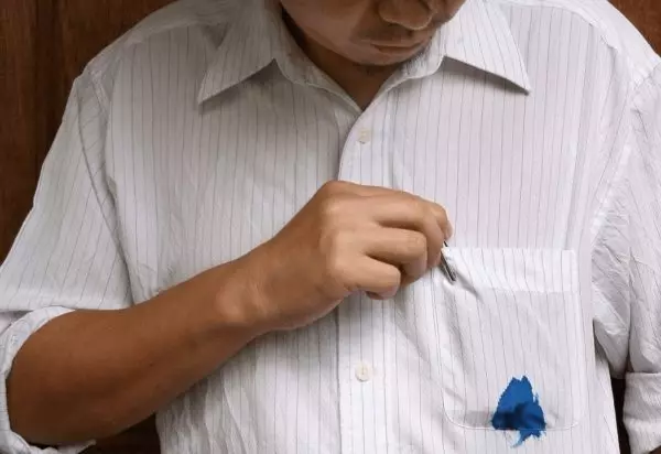 Com rentar el mànec amb roba blanca: maneres d'eliminar la bola de tinta o la pasta de gel amb teixit i altres materials