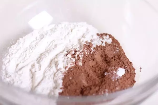 Мешање на какао во прав со бела маса