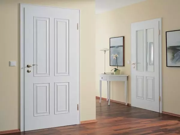 Baltās durvis ar filejām
