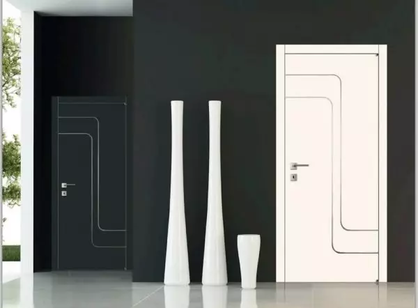 Λευκές πόρτες με λεπτές ένθετες γυαλιού