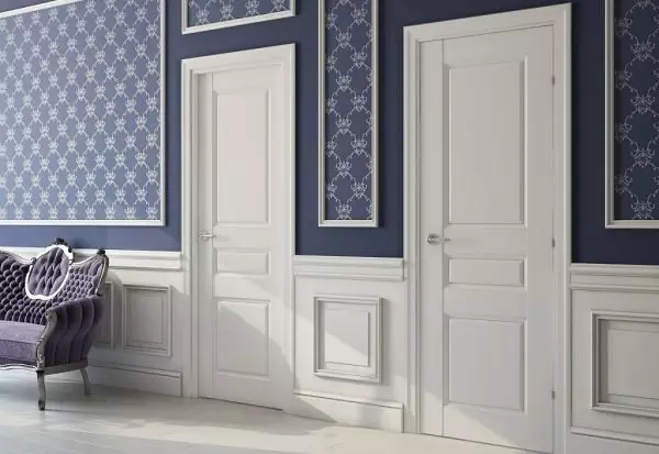 Baltās durvis, kas izgatavotas no masīva